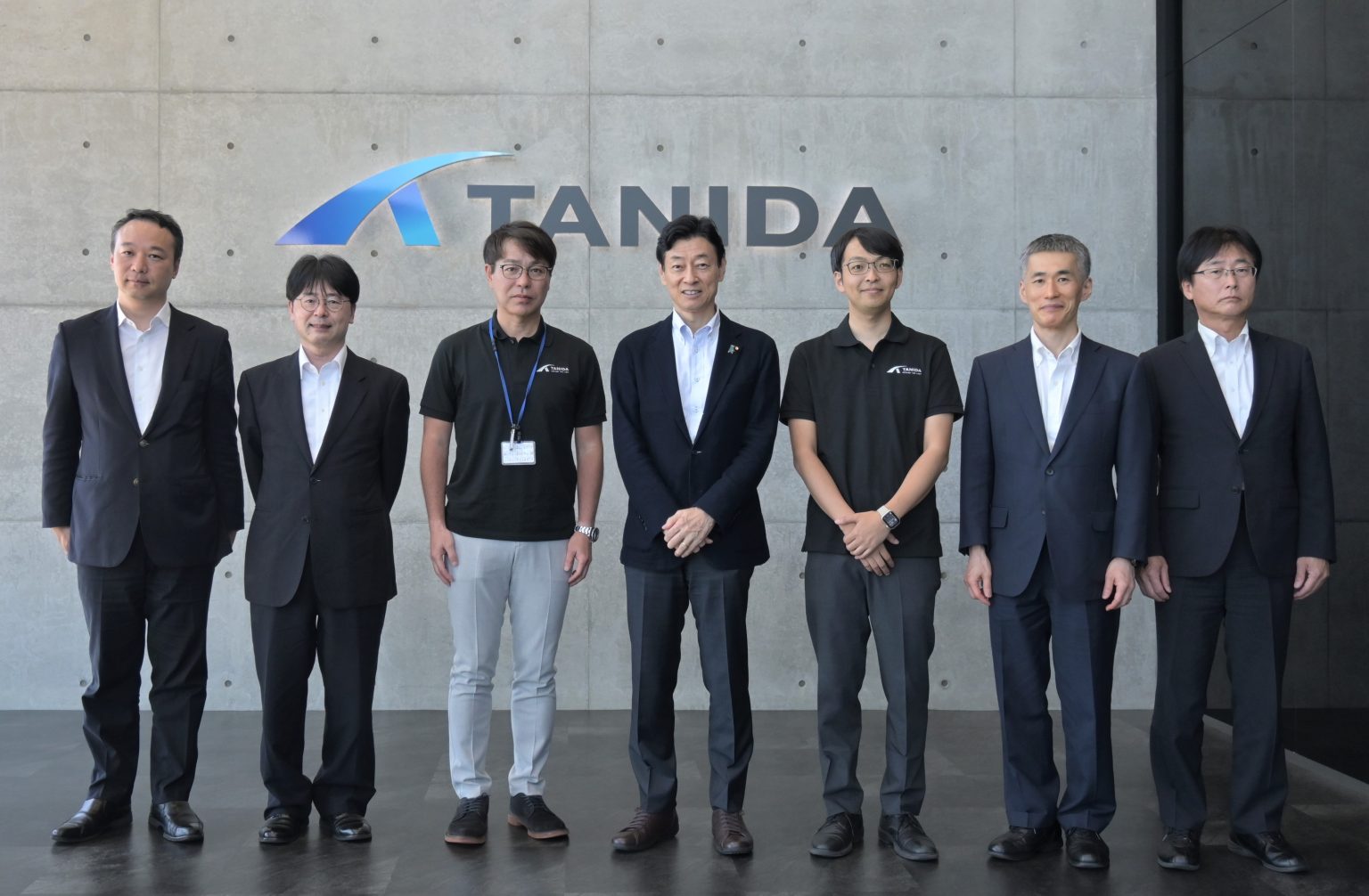 西村経済産業大臣にご来社いただきました！ | 航空宇宙分野における精密鋳造品を供給する精密加工メーカー｜TANIDA
